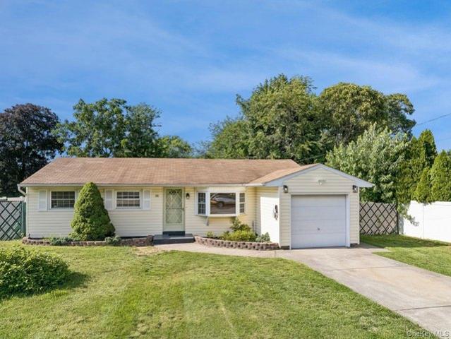 98 Rose Pl, Selden, NY 11784