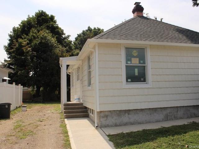 98 Steamboat Rd, Great Neck, NY 11024
