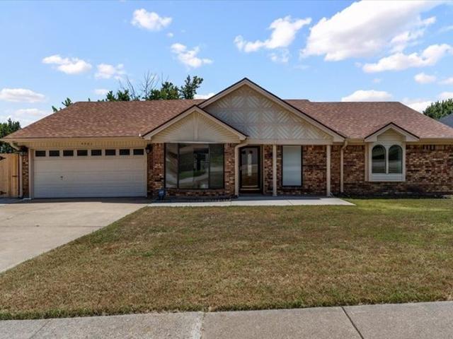 9901 Dickens Dr, Benbrook, TX 76126