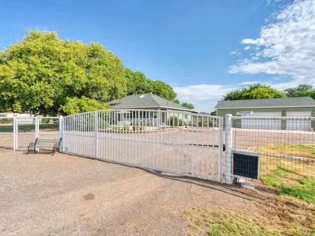 990 Brooks Lane, Bosque Farms, NM 87068 654962221