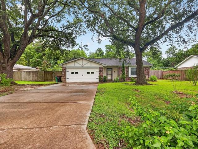 9915 Forest Hollow Dr, Baytown, TX 77521