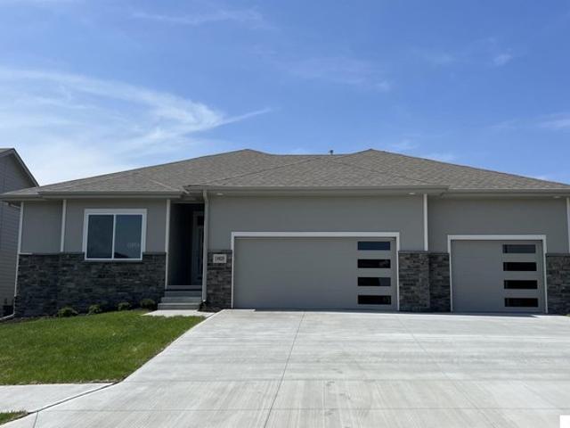 9913 Prospect St, Papillion, NE 68046