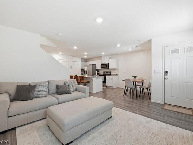 9929 Canary Hills St, Las Vegas, NV 89141