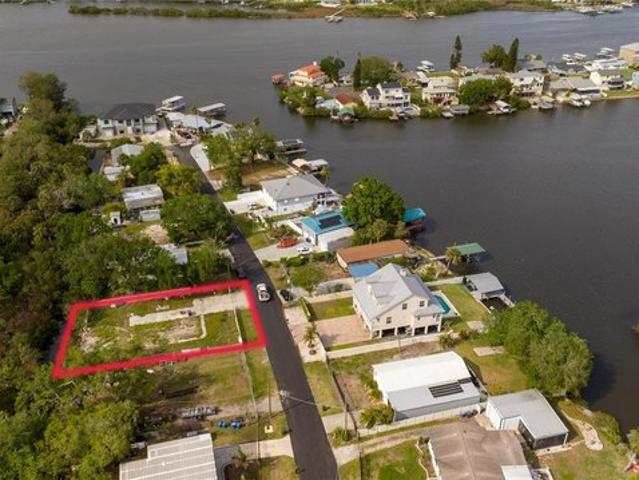 9923 Alavista Dr, Gibsonton, FL 33534