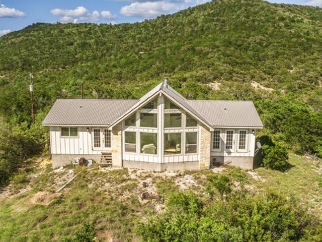992 Bunk Rd, Utopia, TX 78884