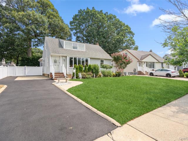 992 Woodcliff Drive