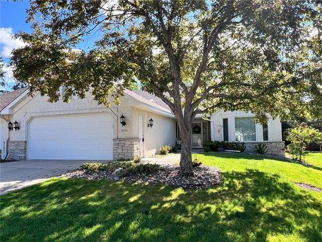 9933 Old Wagon Trl, Eden Prairie, MN 55347