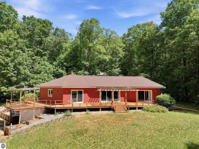 9940 N Vandermeulen Rd, Lake City, MI 49651