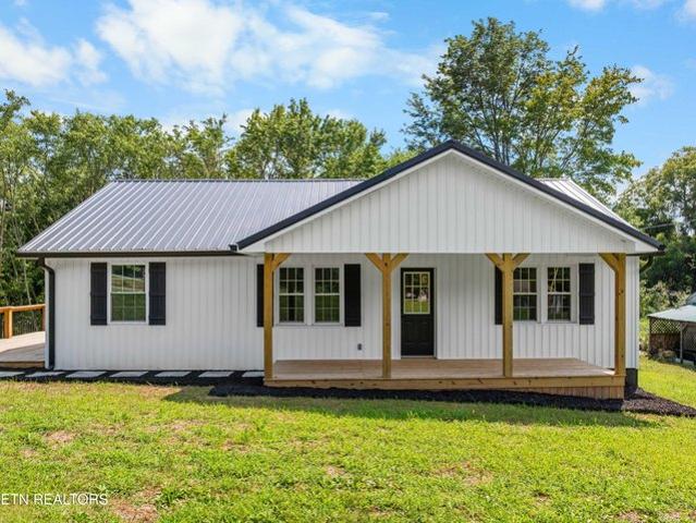 994 Pinecrest Rd, Jacksboro, TN 37757