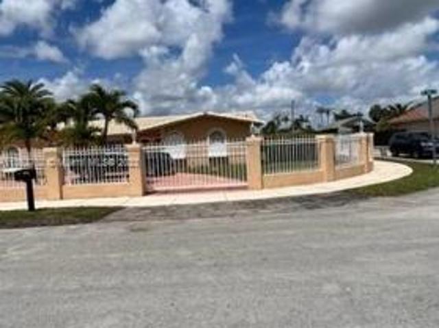 9955 30th St SW, Miami, FL 33165