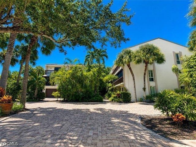 995 9th Ave S Apt 4, Naples, FL 34102