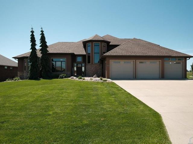 995 Colonial St, Sioux Center, IA 51250