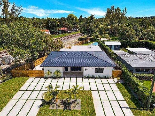 995 NE 107th St, Miami, FL 33161