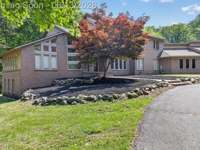 9961 Cross Creek Dr, Green Oak Township, MI 48178