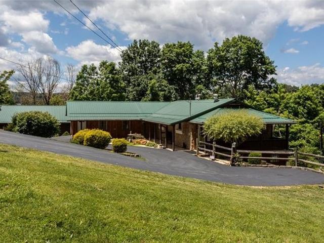996 N Bluff Dr, New Kensington, PA 15068