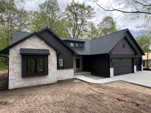 996 Thomas Trl, Waupaca, WI 54981