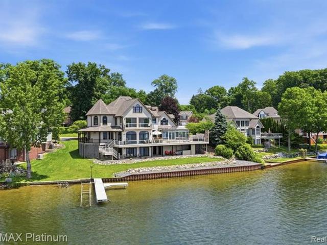 997 Thompson Shore Dr, Oceola Township, MI 48843
