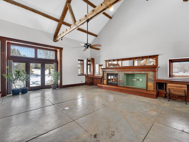 998 E Newark Dr