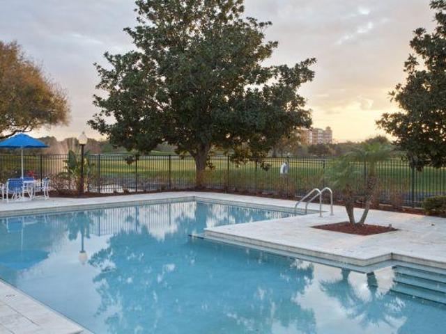 $999 / 2br Walk in Showers in Master Bath Fireplace Lush Landscaping MetroWest