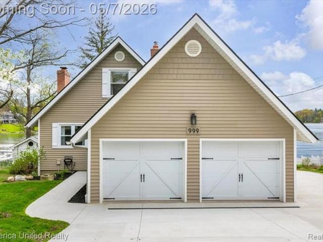 999 Lakeside Dr, Brighton, MI 48116