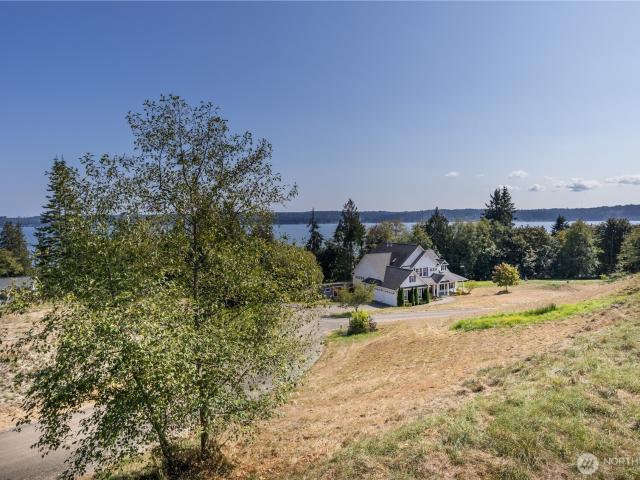 999 Maxview Drive