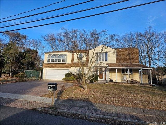 99 Wexford Dr, Oakdale, NY 11769