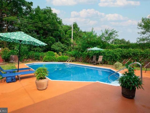 99 Kingwood Ln, Levittown, PA 19055