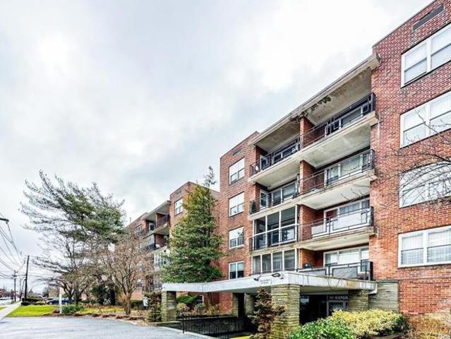 99 Randall Ave #3F, Freeport, NY 11520