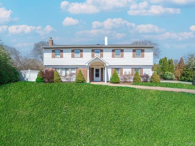 9 Michael Ct, Centereach, NY 11720