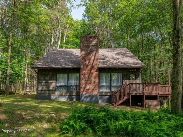 9 Mountain Glen Dr, Gouldsboro, PA 18424