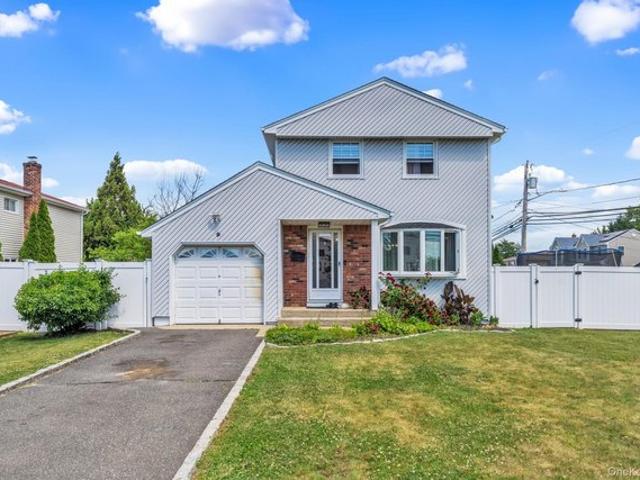 9 Nassau Ave, West Babylon, NY 11704