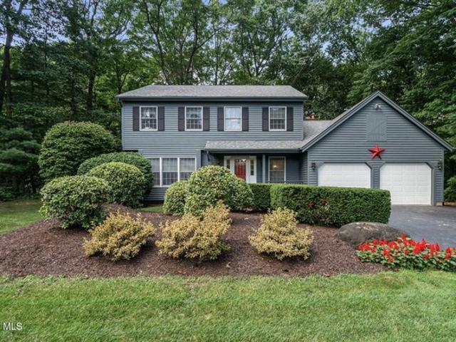 9 Newport Dr, Clifton Park, NY 12065
