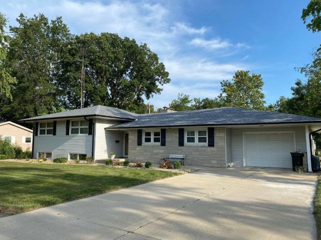 9 Orchard Dr, Charleston, IL 61920 | MLS #12601 | Compass