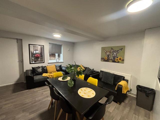 9 Albert Square, Church Street. 8 bed flat to rent £3,640 pcm £840 pw
