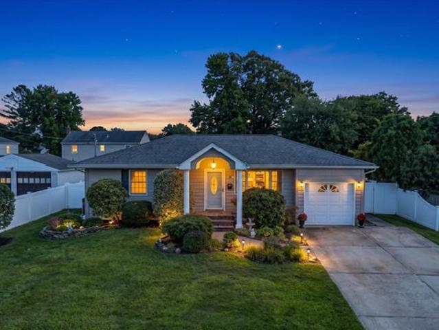 9 Anson Ln, West Sayville, NY 11796