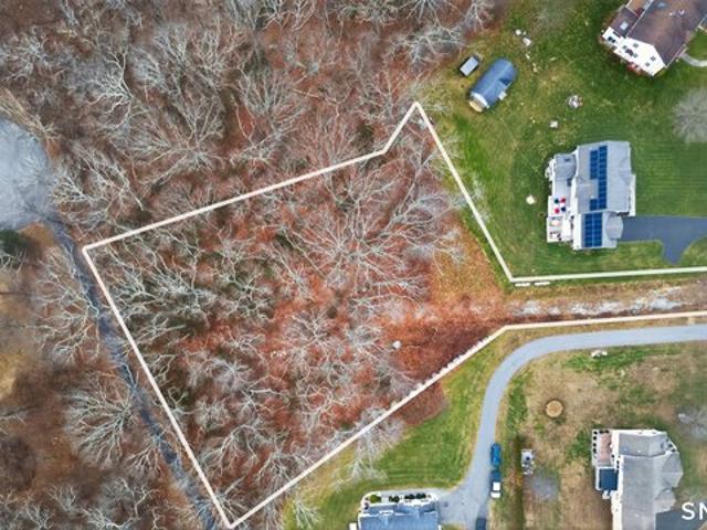 9 Arrowhead Trl, Waterford, CT 06385