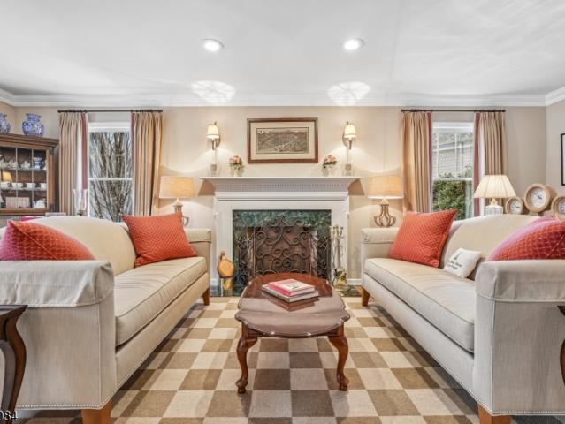 9 Buttonwood Ln