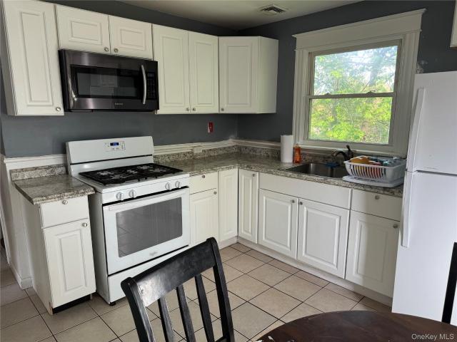 9 Bartlett St, Poughkeepsie, NY 12601 | MLS #989415 | Compass