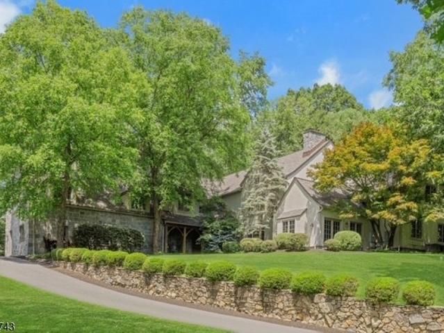 9 Beacon Hill Dr, Chester Township, NJ 07930