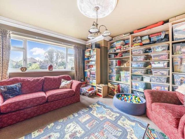 9 bed house for sale