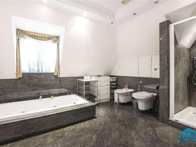 9 bed house for sale