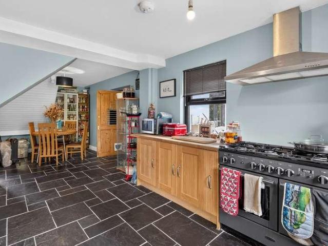 9 bed house for sale
