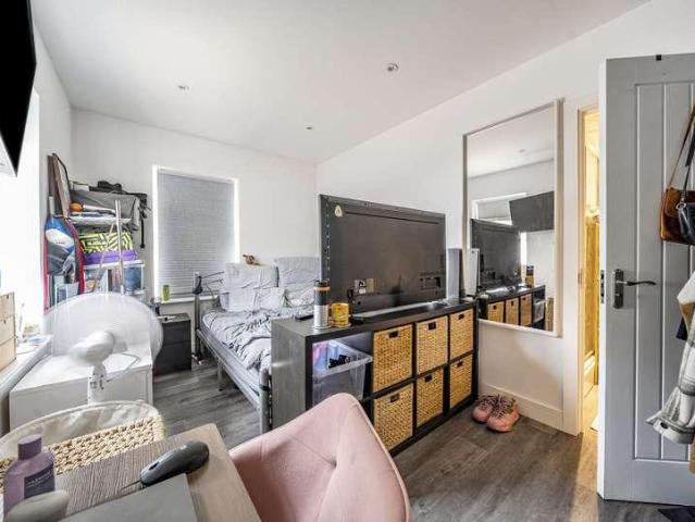 9 bed house for sale