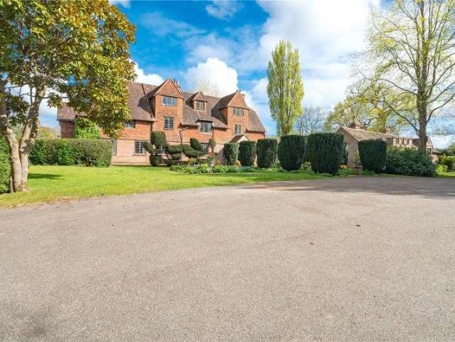 9 bed house for sale