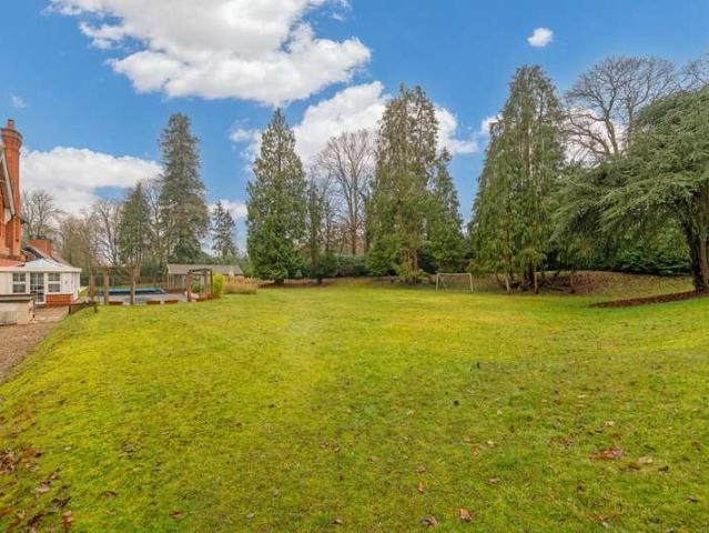 9 bed house for sale