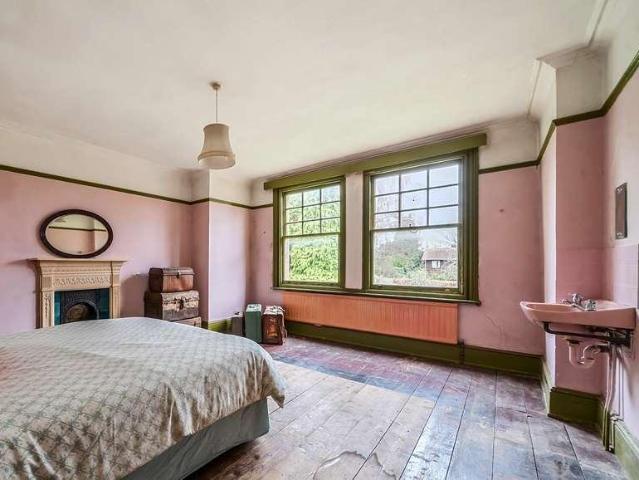9 bed house for sale