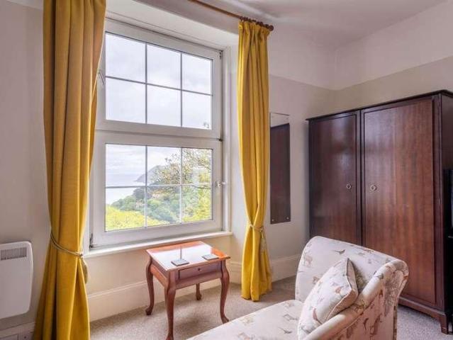 9 bed house for sale