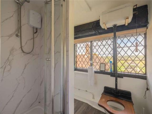 9 bed house for sale