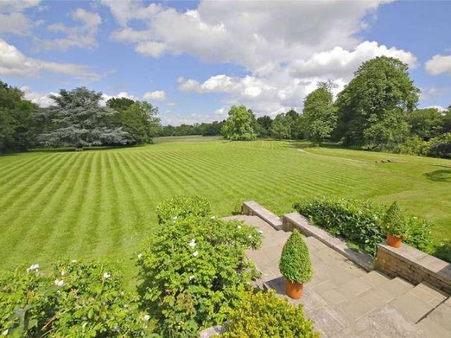 9 bed house for sale