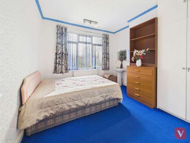9 bed house for sale